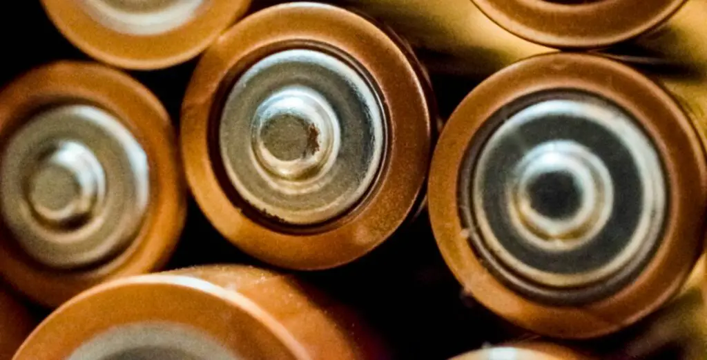 What are the signs of a weak battery?